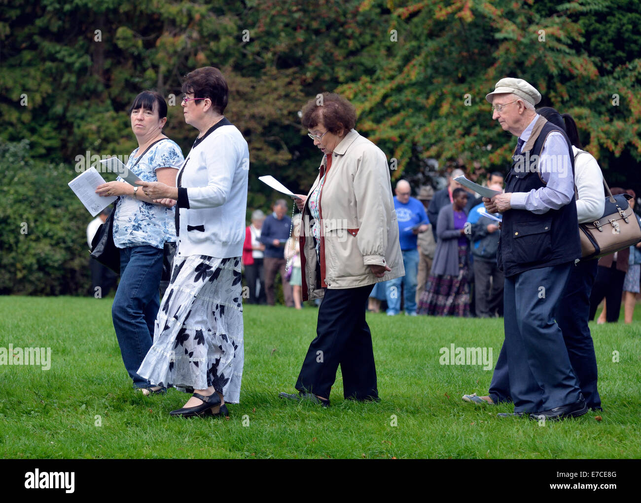 Procession hymn singing prayers hi-res stock photography and images - Alamy