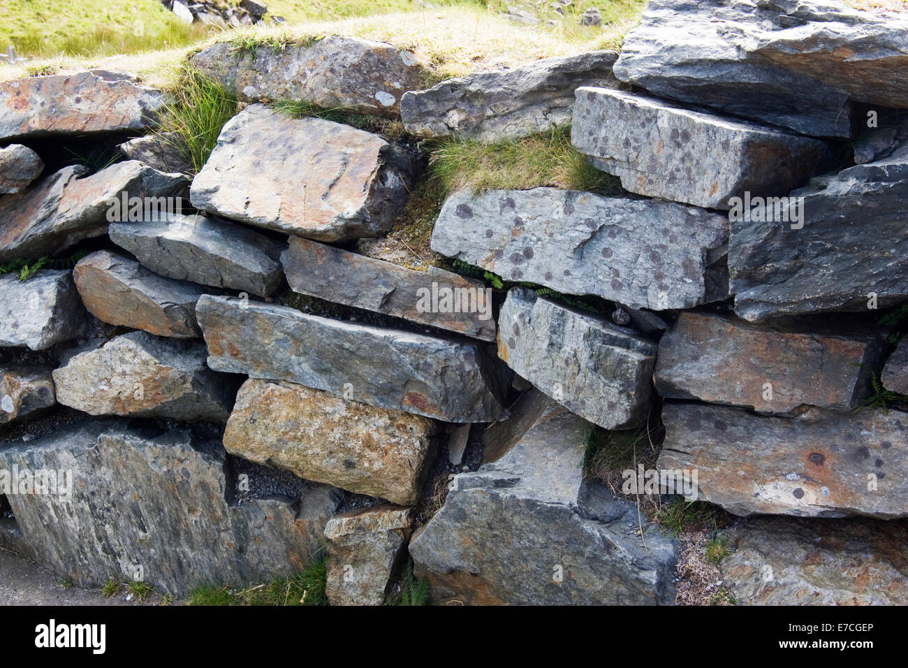 Dry stone wall made of slate close-up Stock Photo - Alamy