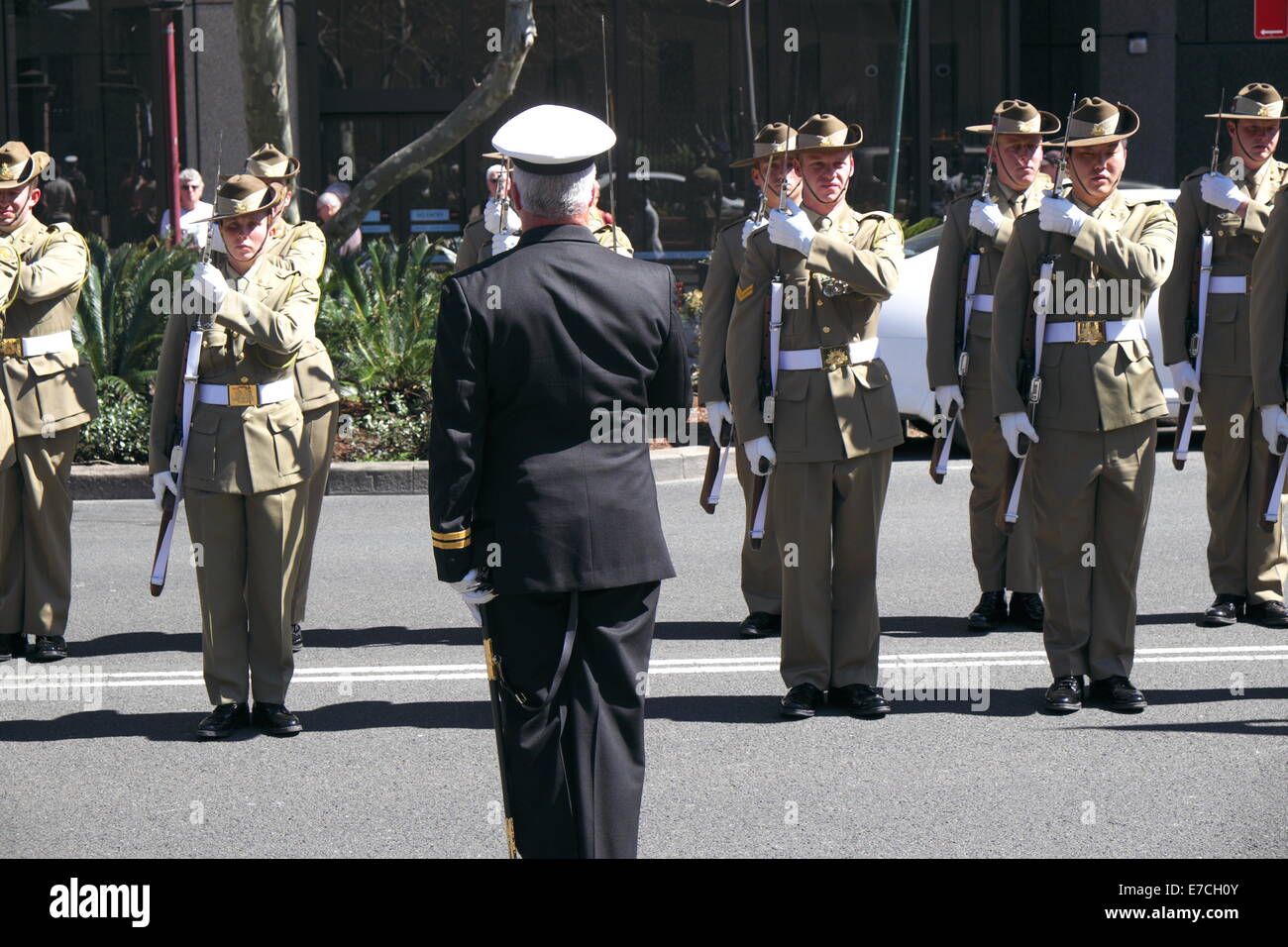 Australian soldiers marching in parade hi-res stock photography and ...