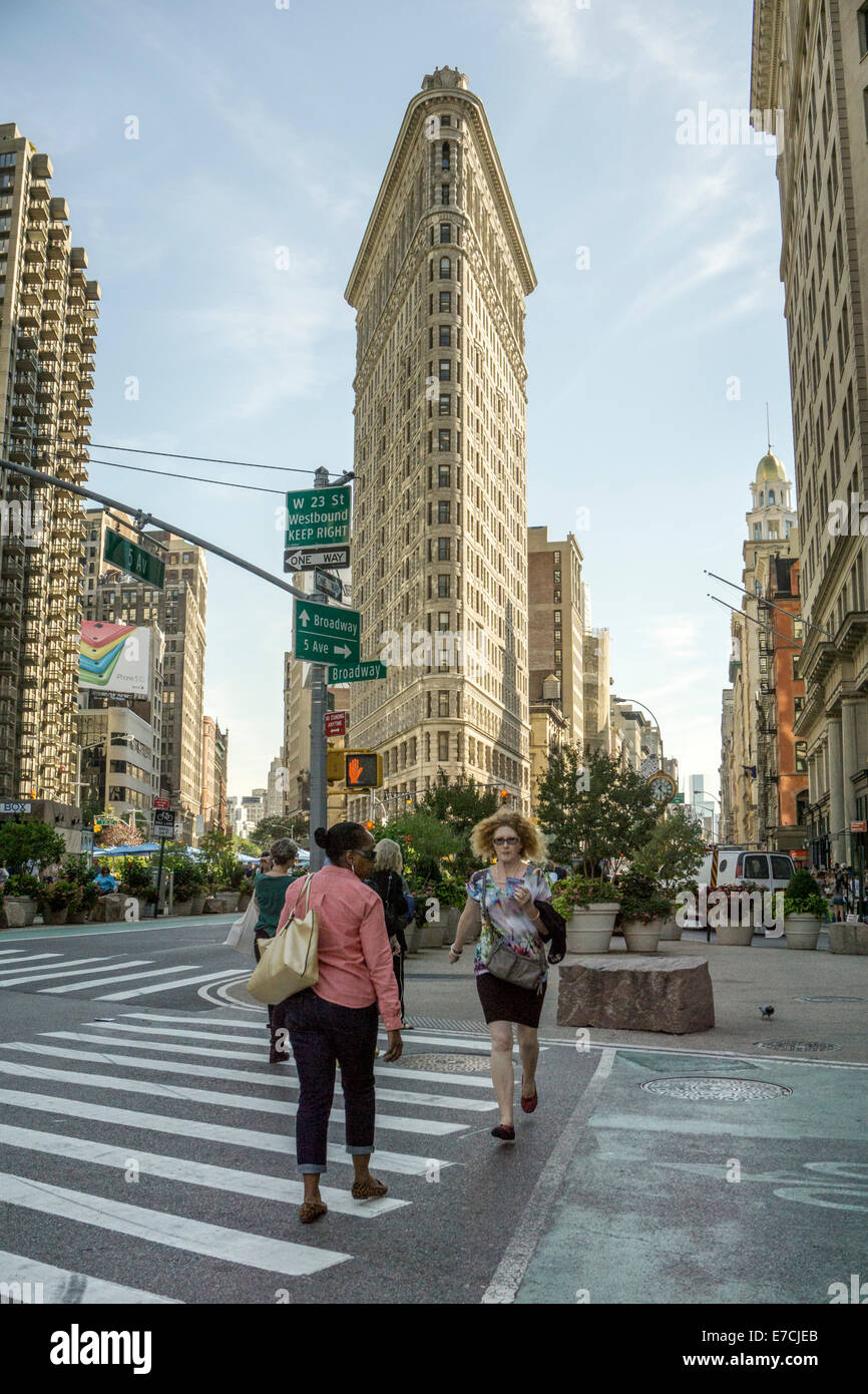 elegant profile of 1902 Flatiron building dominates skyline towering ...