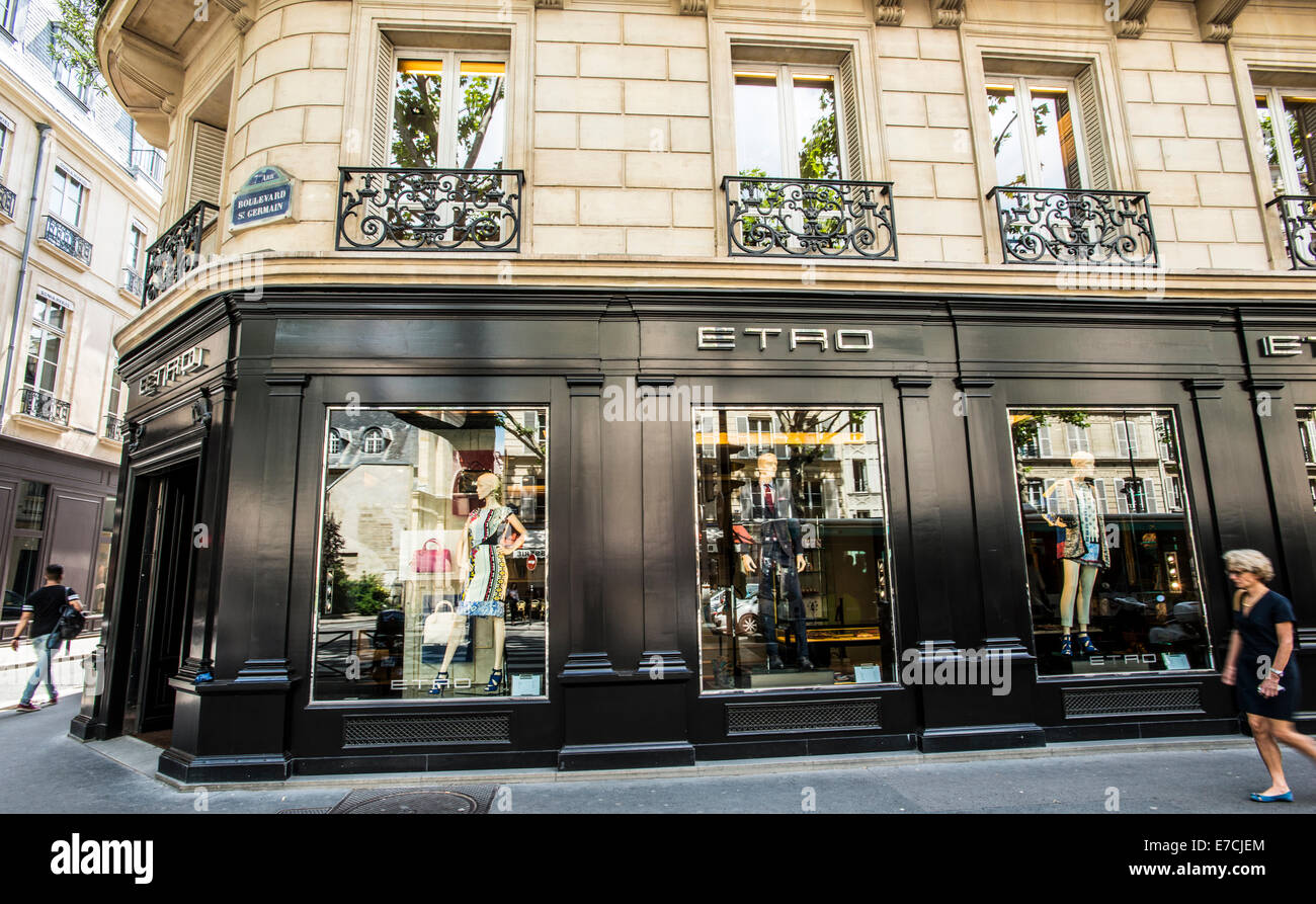 Clothing store in Paris Stock Photo - Alamy