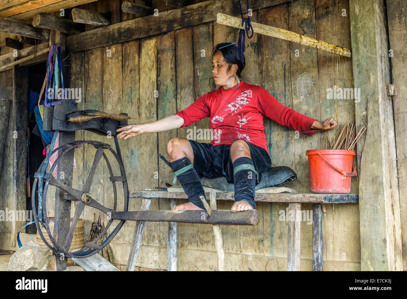 Woman powering the spinning wheel with her feet Stock Photo - Alamy