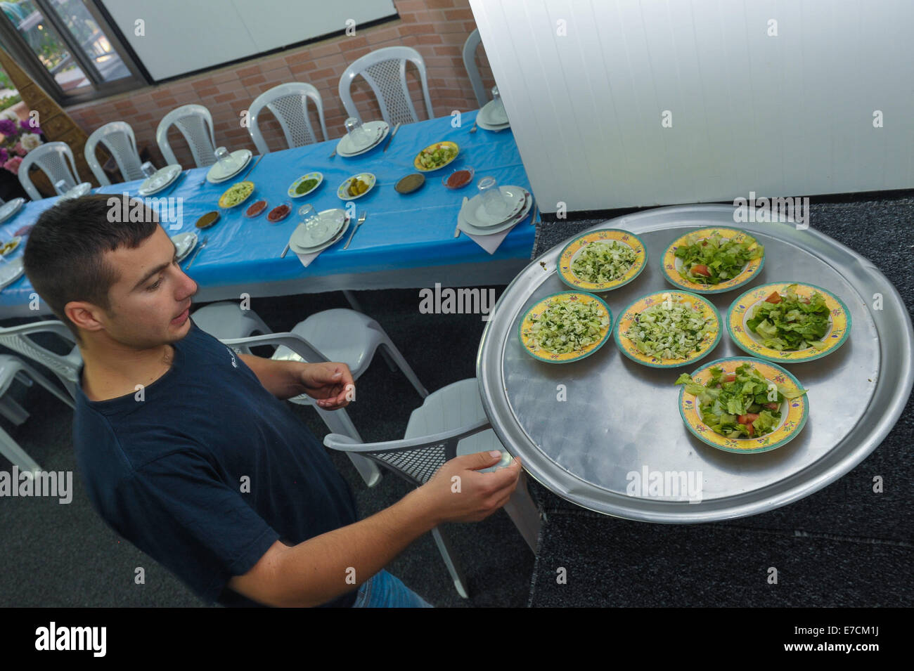Man set table hi-res stock photography and images - Alamy