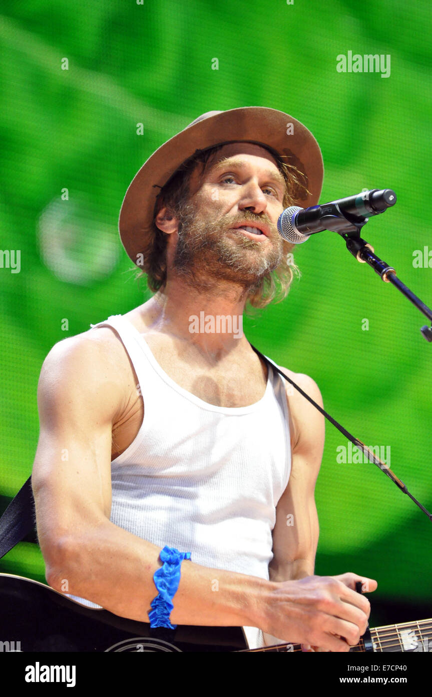 Raleigh, North Carolina, USA. 13th Sep, 2014. Singer TODD SNIDER ...