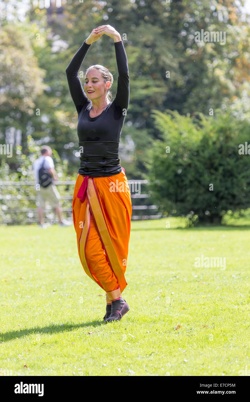 Classical indian group dance hi-res stock photography and images - Alamy