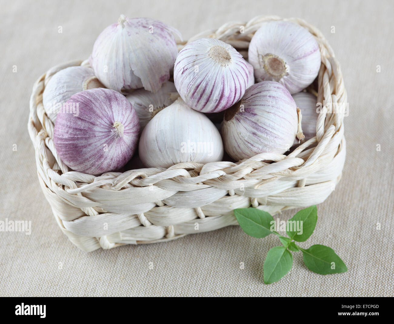 Fresh garlic in a small basket Stock Photo - Alamy