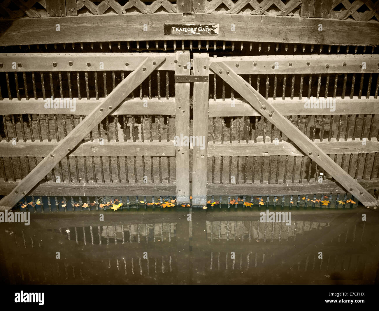 St thomas tower and traitors gate hi-res stock photography and images ...