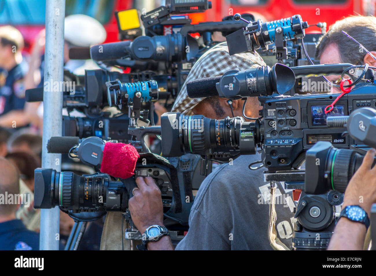 Photographers covering news event hi-res stock photography and images ...
