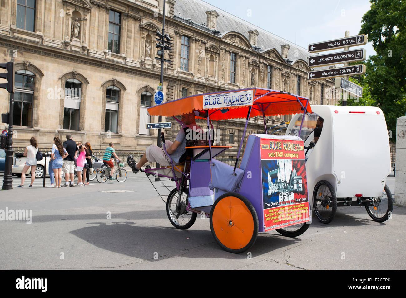 Side view of the Louvre Museum Stock Photo - Alamy