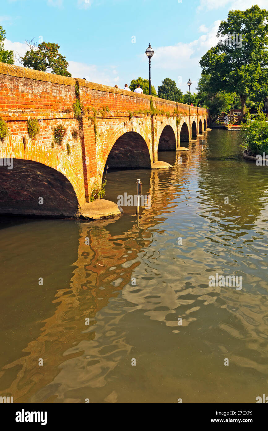 Arched pedestrian bridge hi-res stock photography and images - Alamy