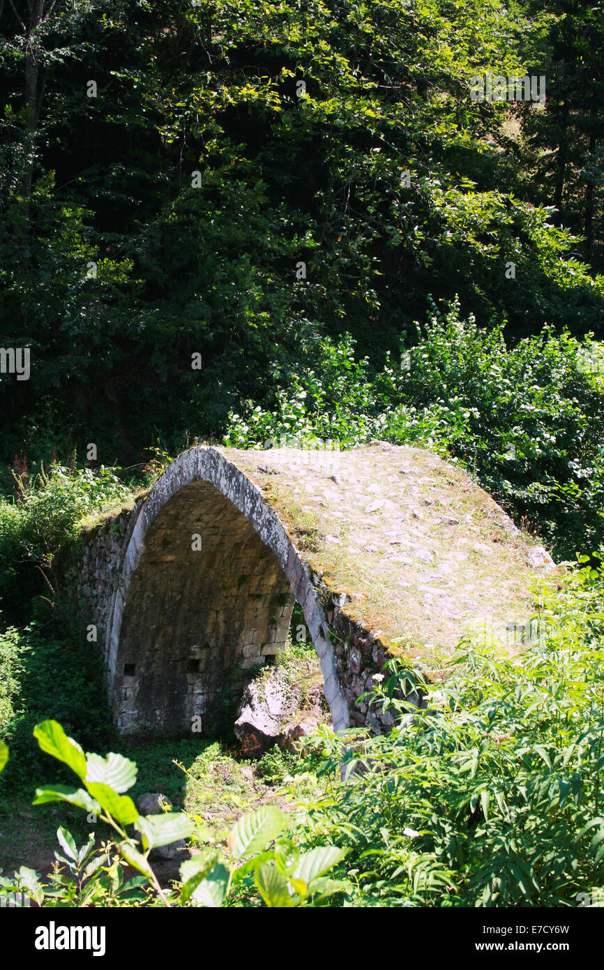 Old stone arch bridge hi-res stock photography and images - Alamy