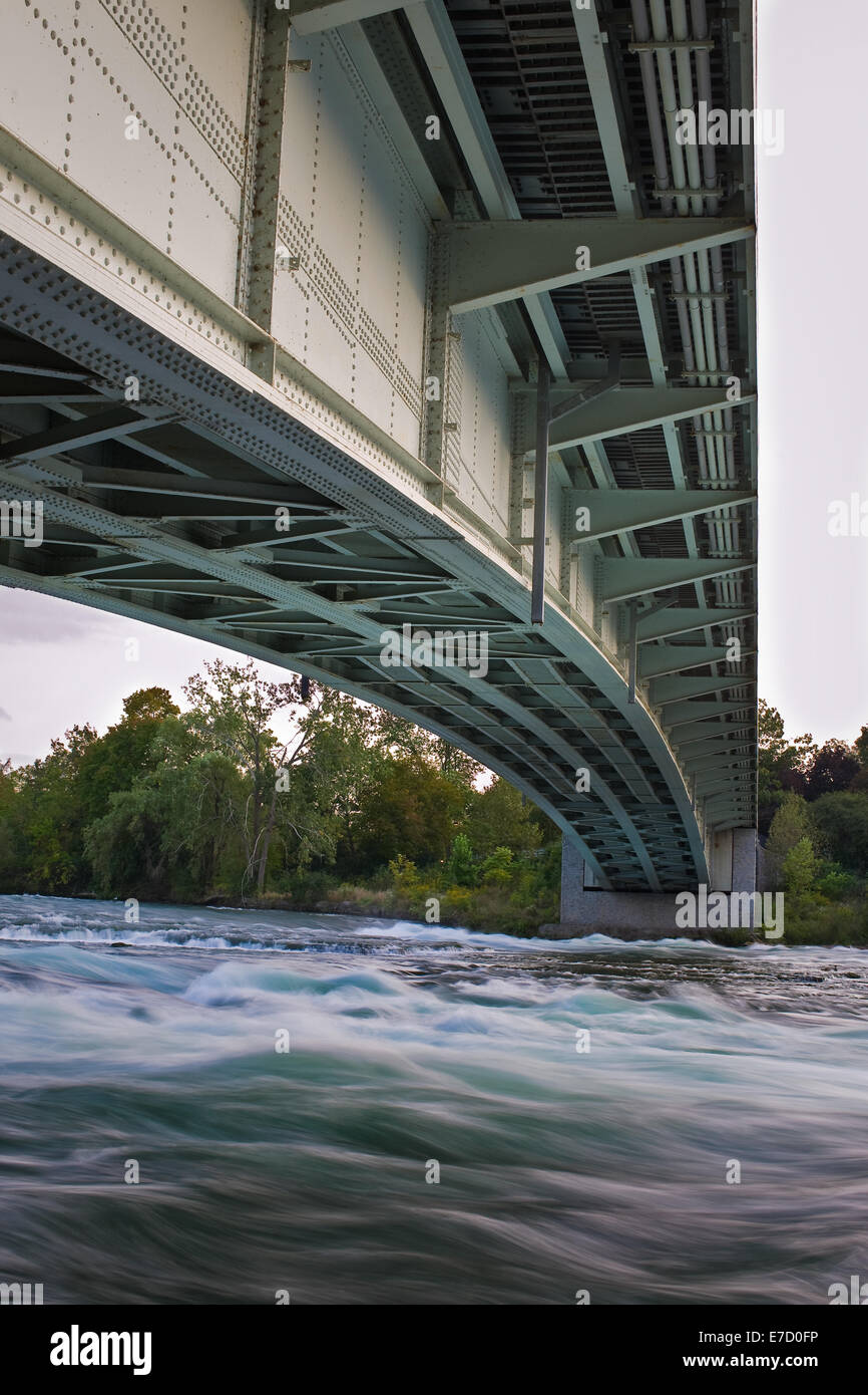Single lane stone bridge hi-res stock photography and images - Alamy