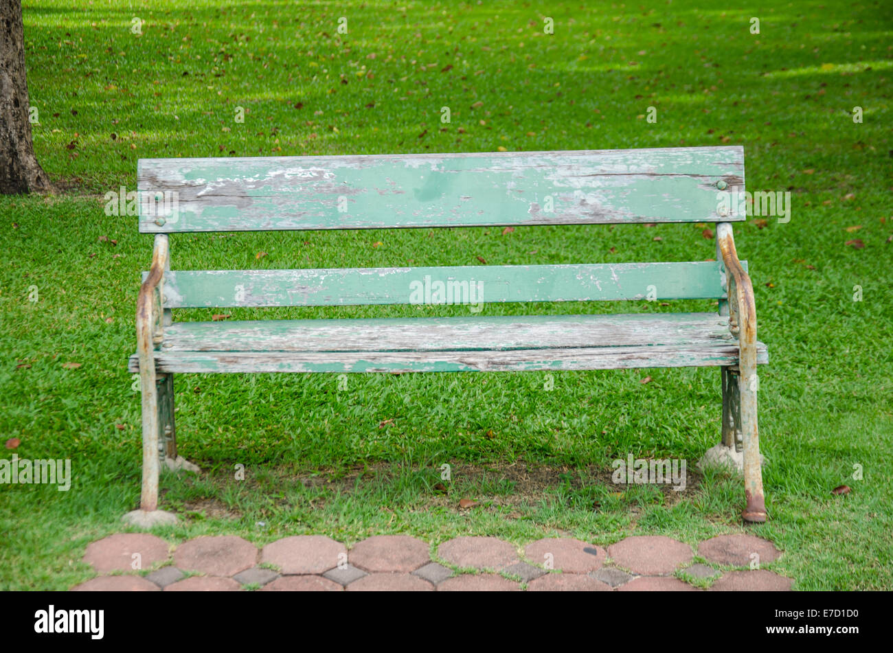 Empty park bench in park hi-res stock photography and images - Alamy