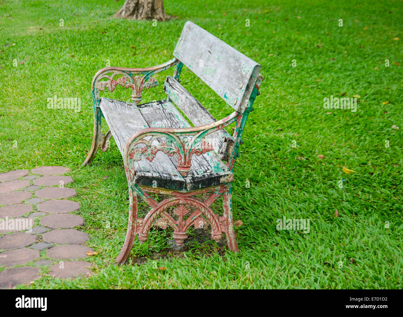 Empty sitting bench hi-res stock photography and images - Alamy