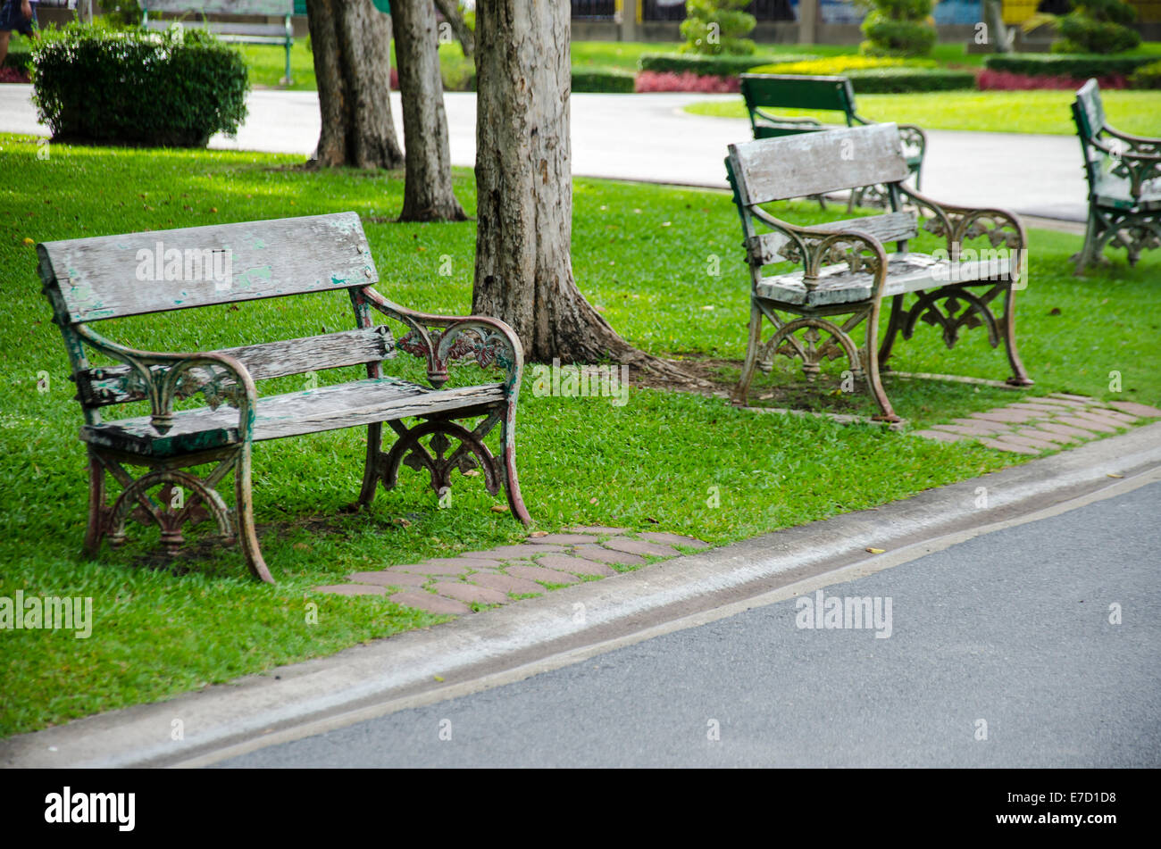 Empty park bench in park hi-res stock photography and images - Alamy