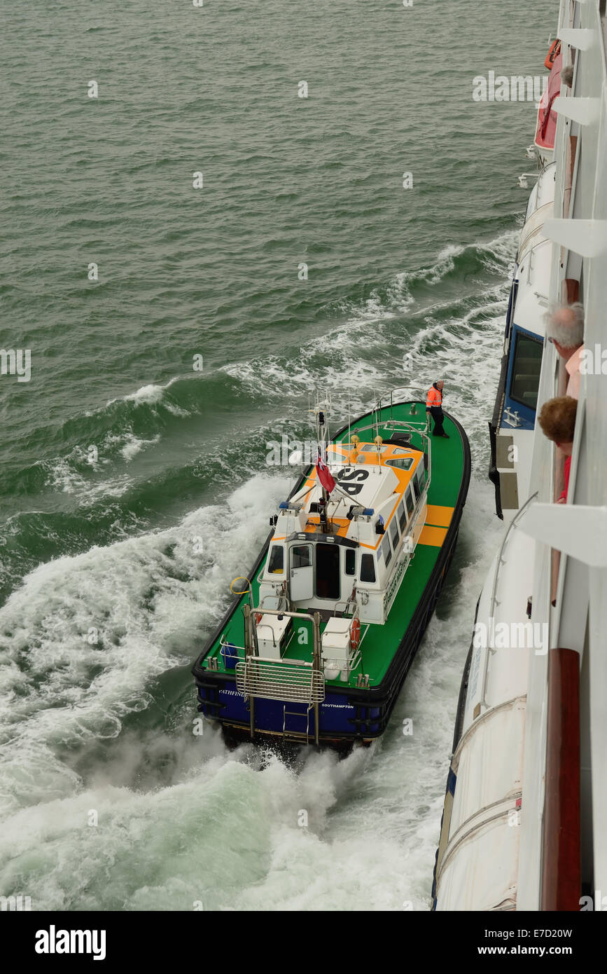 Pilot boat alongside side vessel hi-res stock photography and images ...