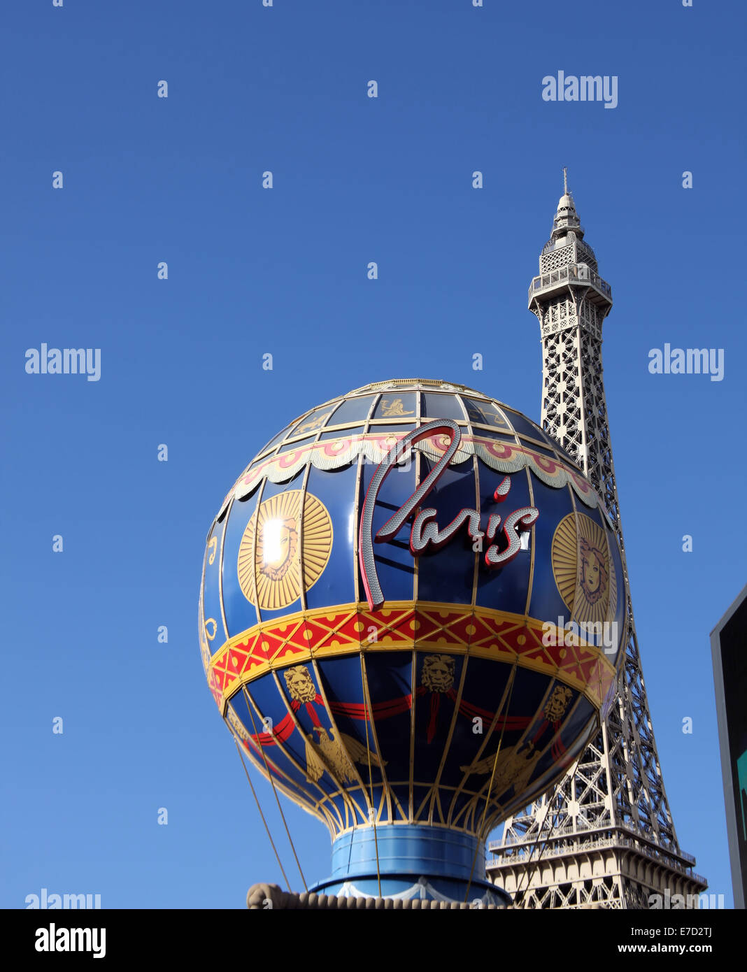 PARIS BALOON WITH EIFFEL TOWER IN BACKGROUND Stock Photo - Alamy