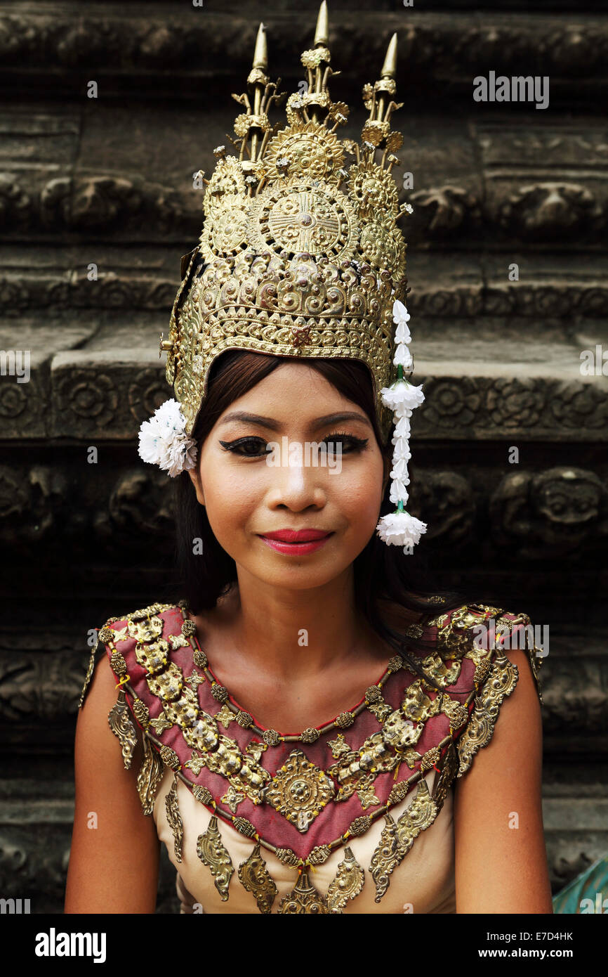 A woman wearing an ornate crown and Khmer costume at Angkor Wat in Siem ...