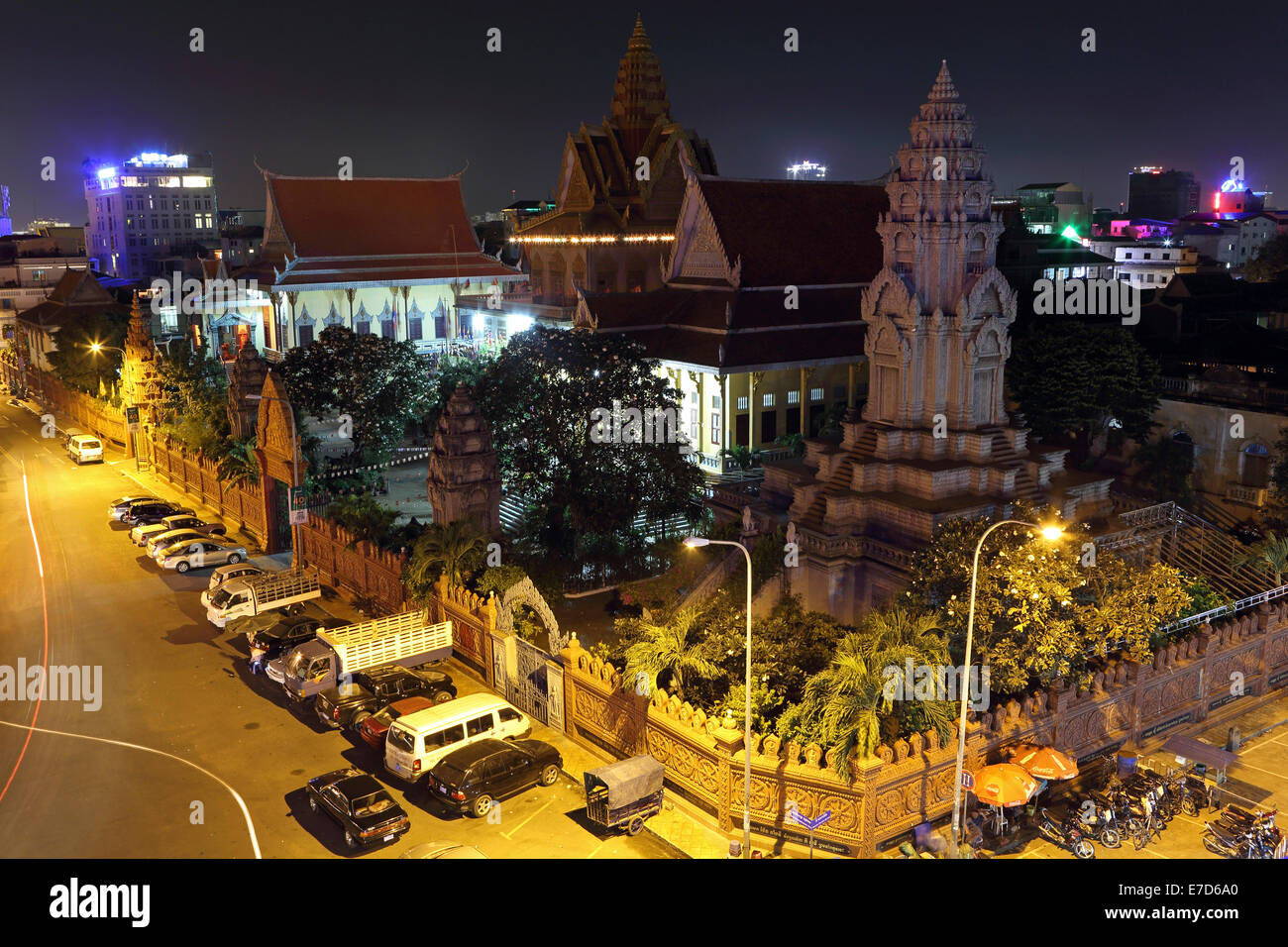 Wat Ounalom monastery in Phnom Penh, Cambodia Stock Photo - Alamy