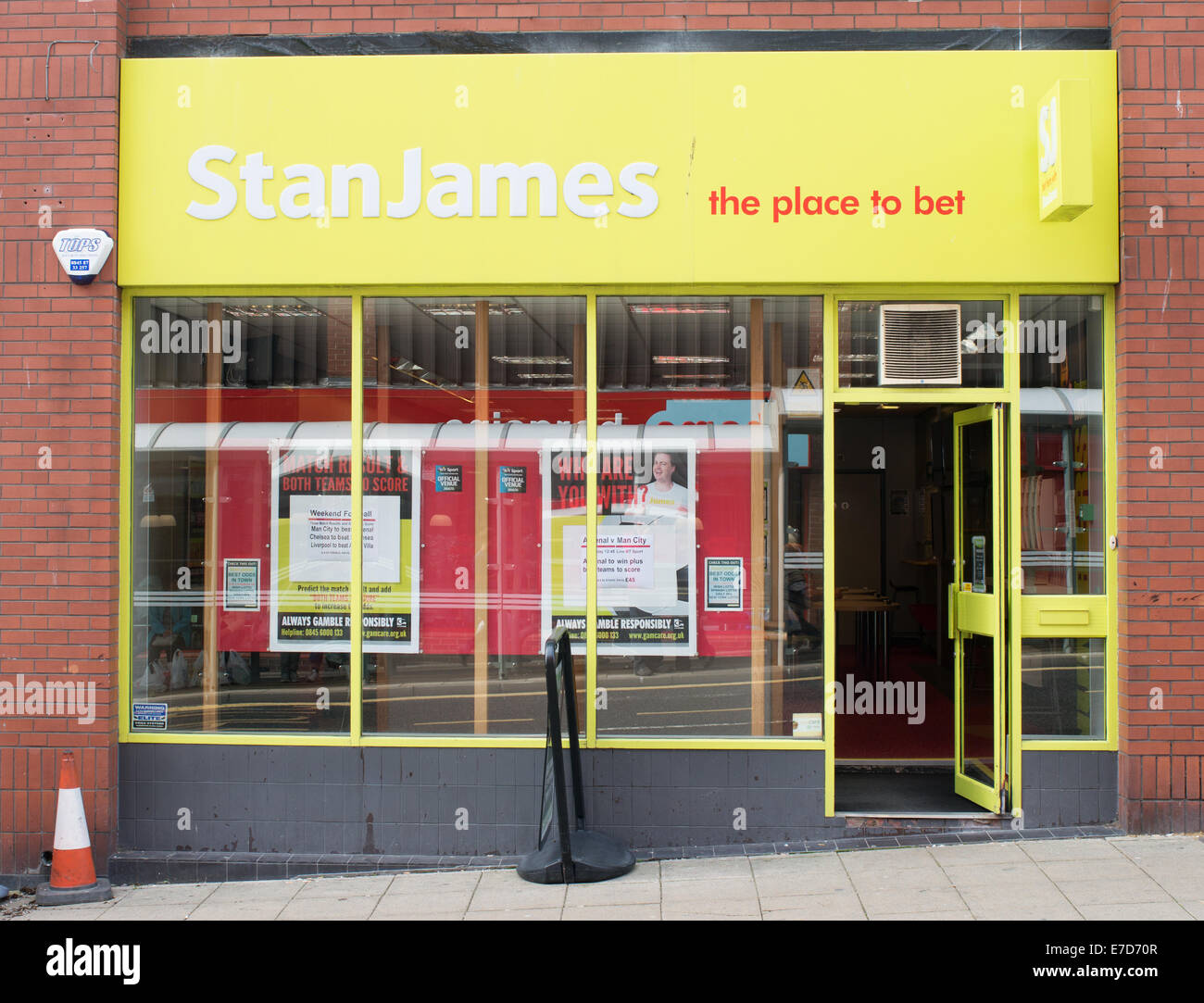 Betting shop front hi-res stock photography and images - Alamy
