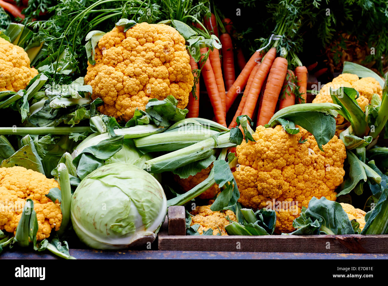 Colorful vegetables stand onions potatoes hi-res stock photography and ...