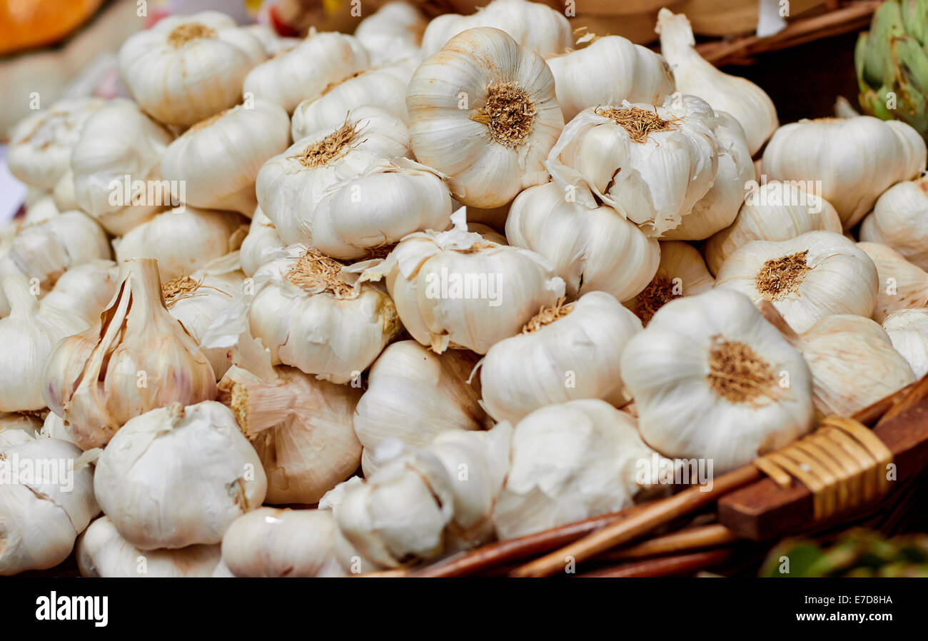 Fresh garlic at the market Stock Photo - Alamy