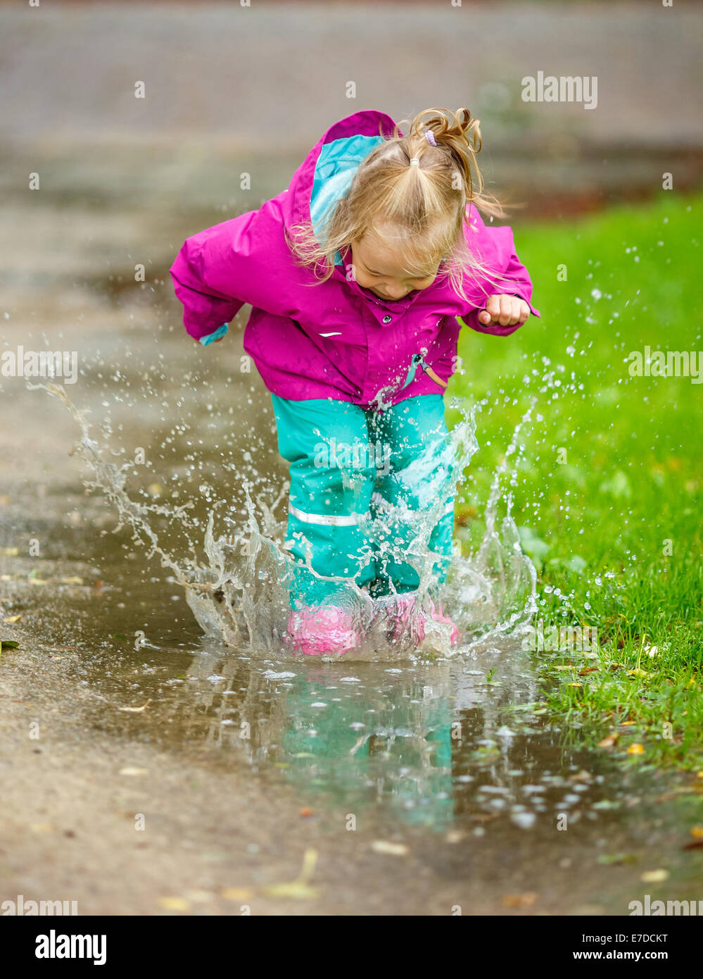 Child puddle splash hi-res stock photography and images - Alamy