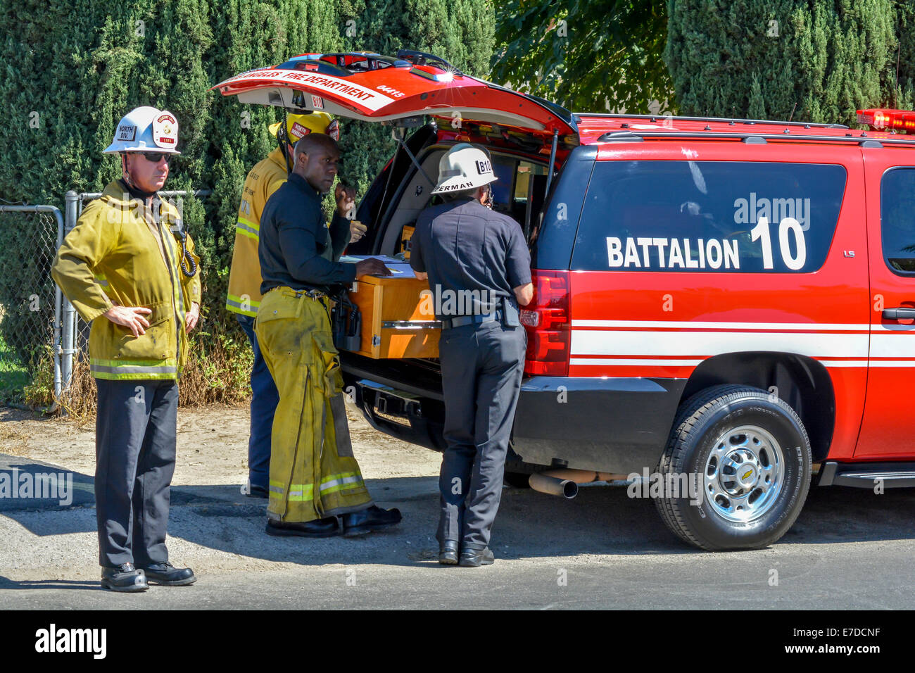 Los Angeles Fire Department at a building fire Stock Photo - Alamy