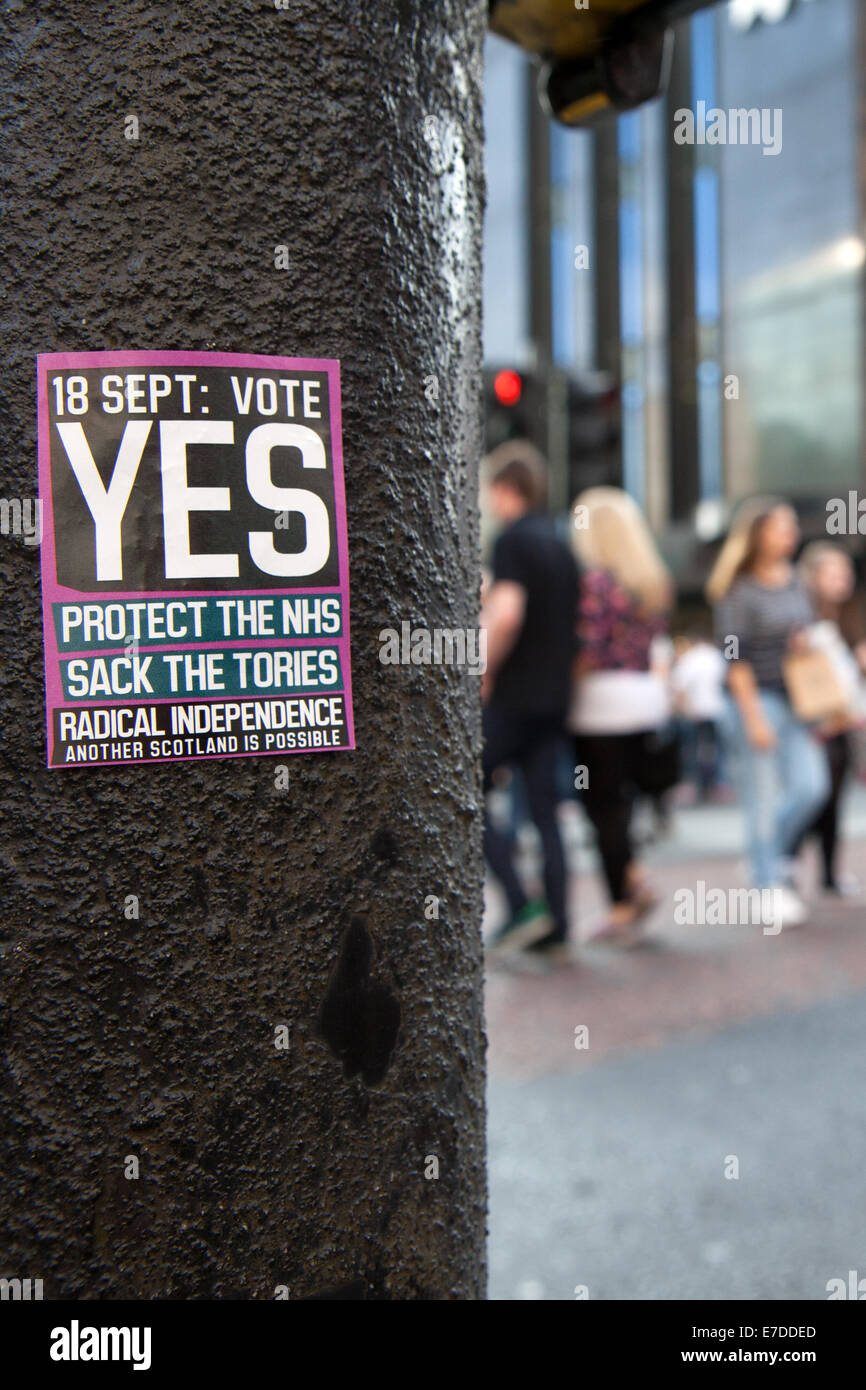 Glasgow, Scotland, UK 13th September, 2014. Vote Yes sticker on lampost ...