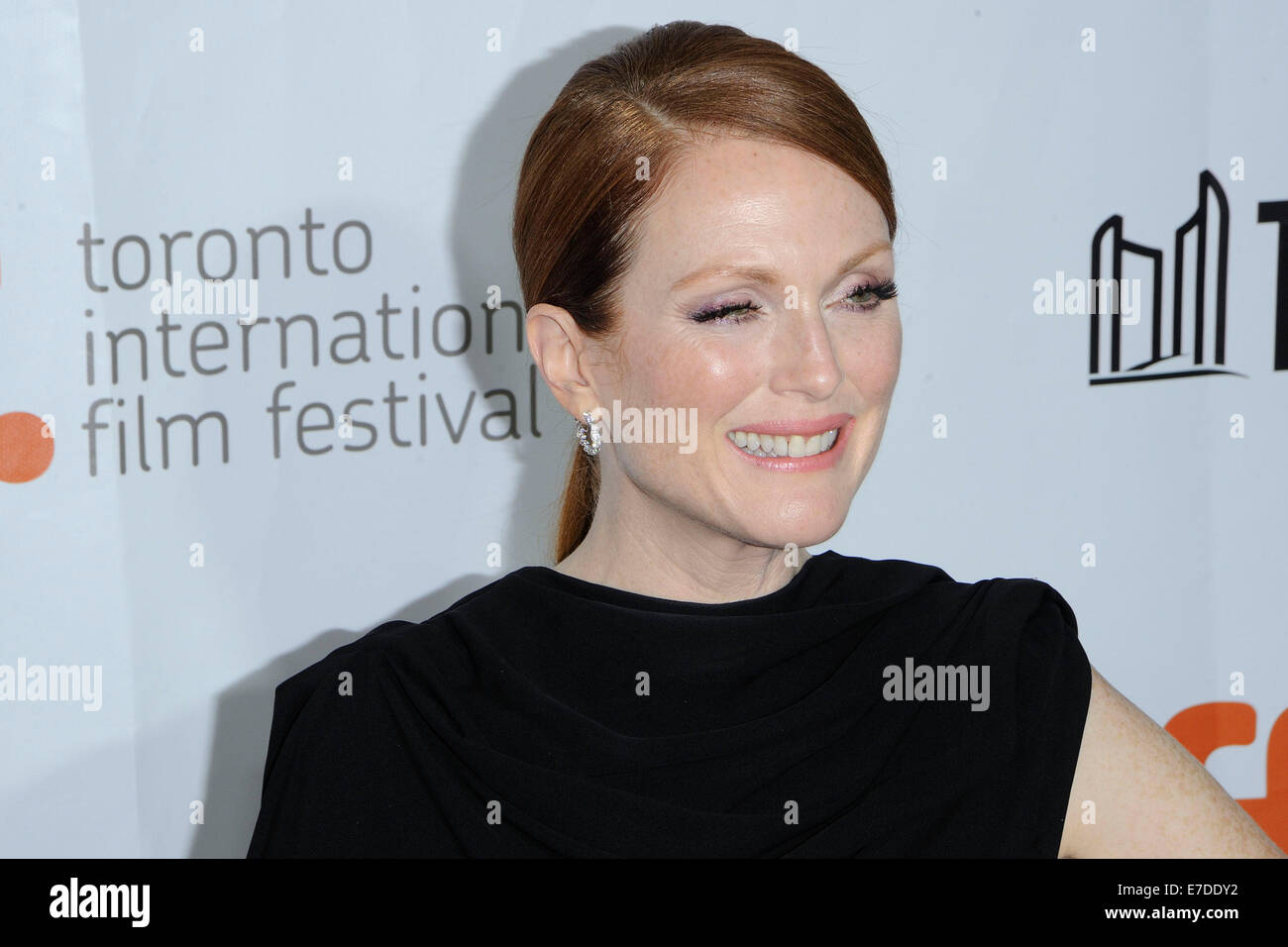 Julianne moore red carpet hi-res stock photography and images - Alamy