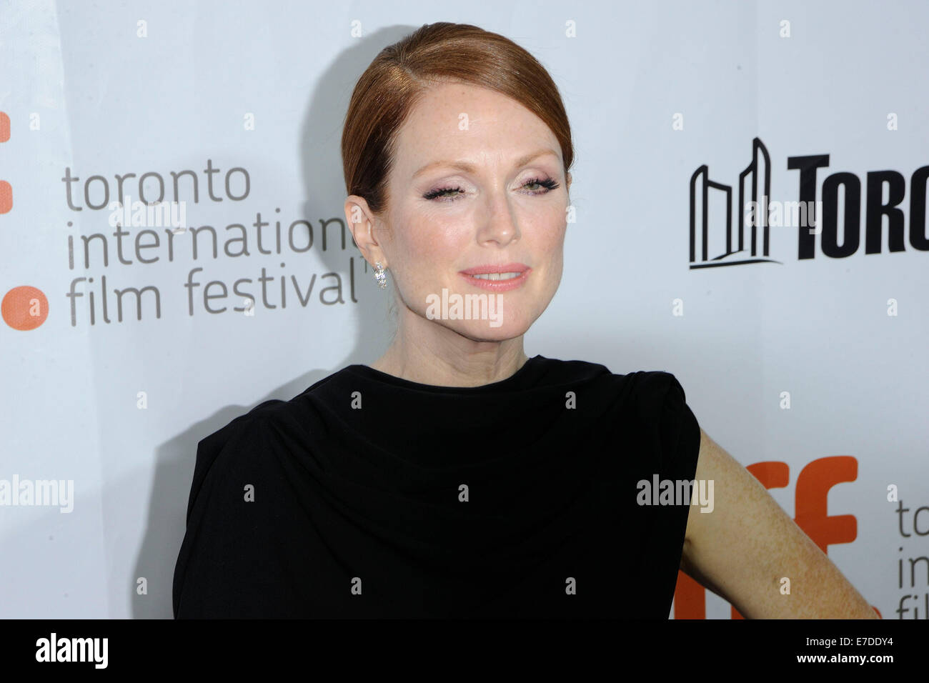 Julianne moore red carpet hi-res stock photography and images - Alamy