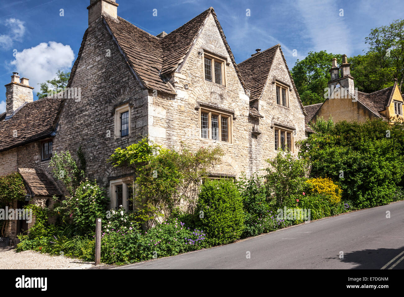 Cotswold houses hi-res stock photography and images - Alamy