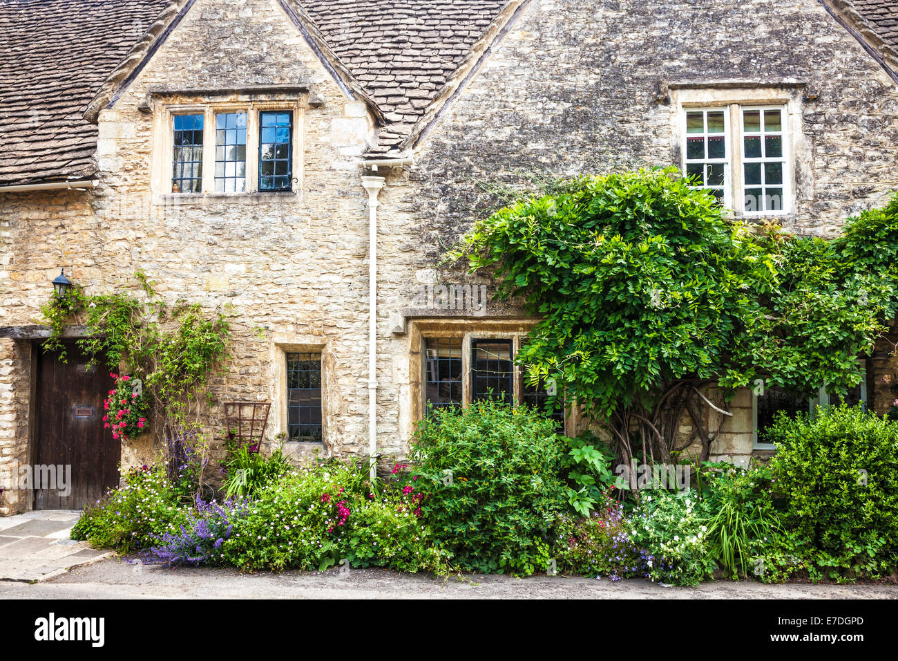 Stone house cottage garden hi-res stock photography and images - Alamy