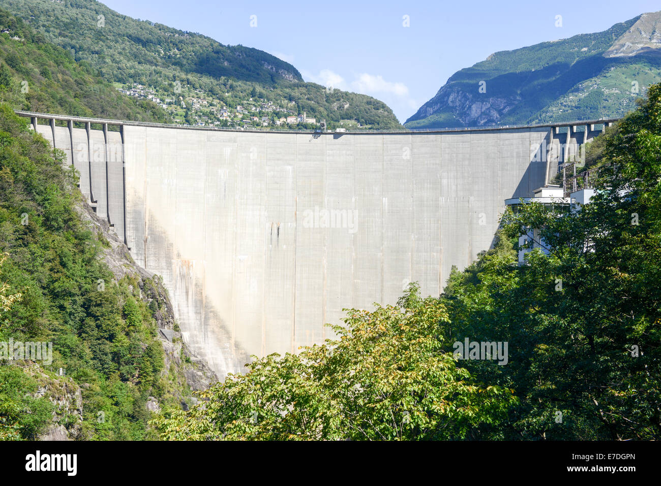 Verzasca dam james bond hi-res stock photography and images - Alamy