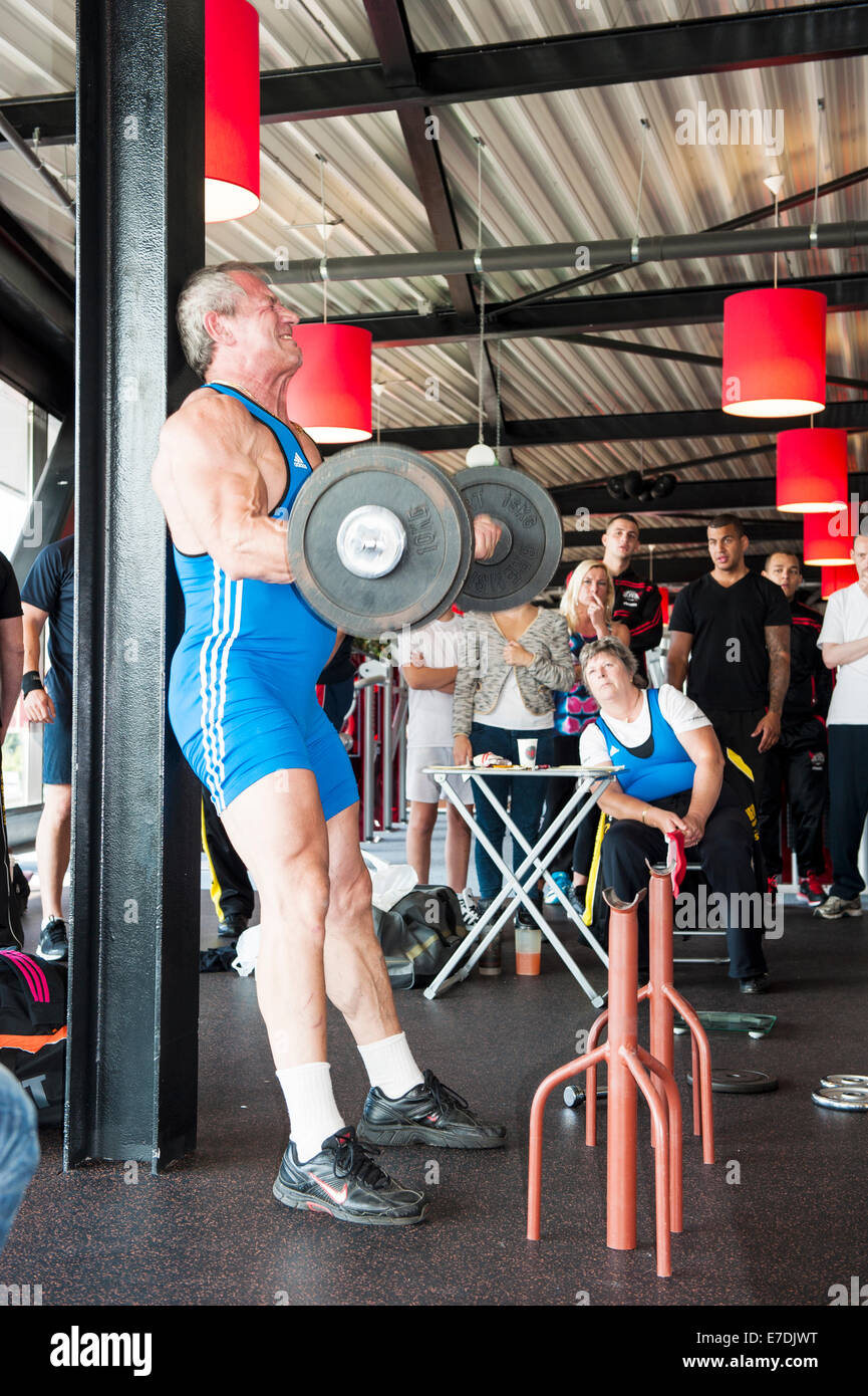 Bicep curl bar hi-res stock photography and images - Alamy