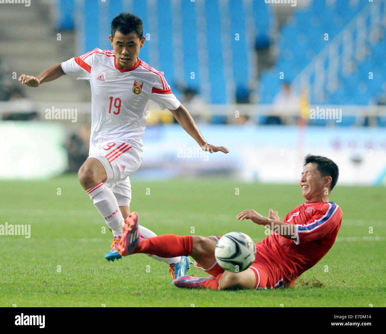 Incheon, South Korea. 15th Sep, 2014. Jo Kwang (R) of the Democratic ...