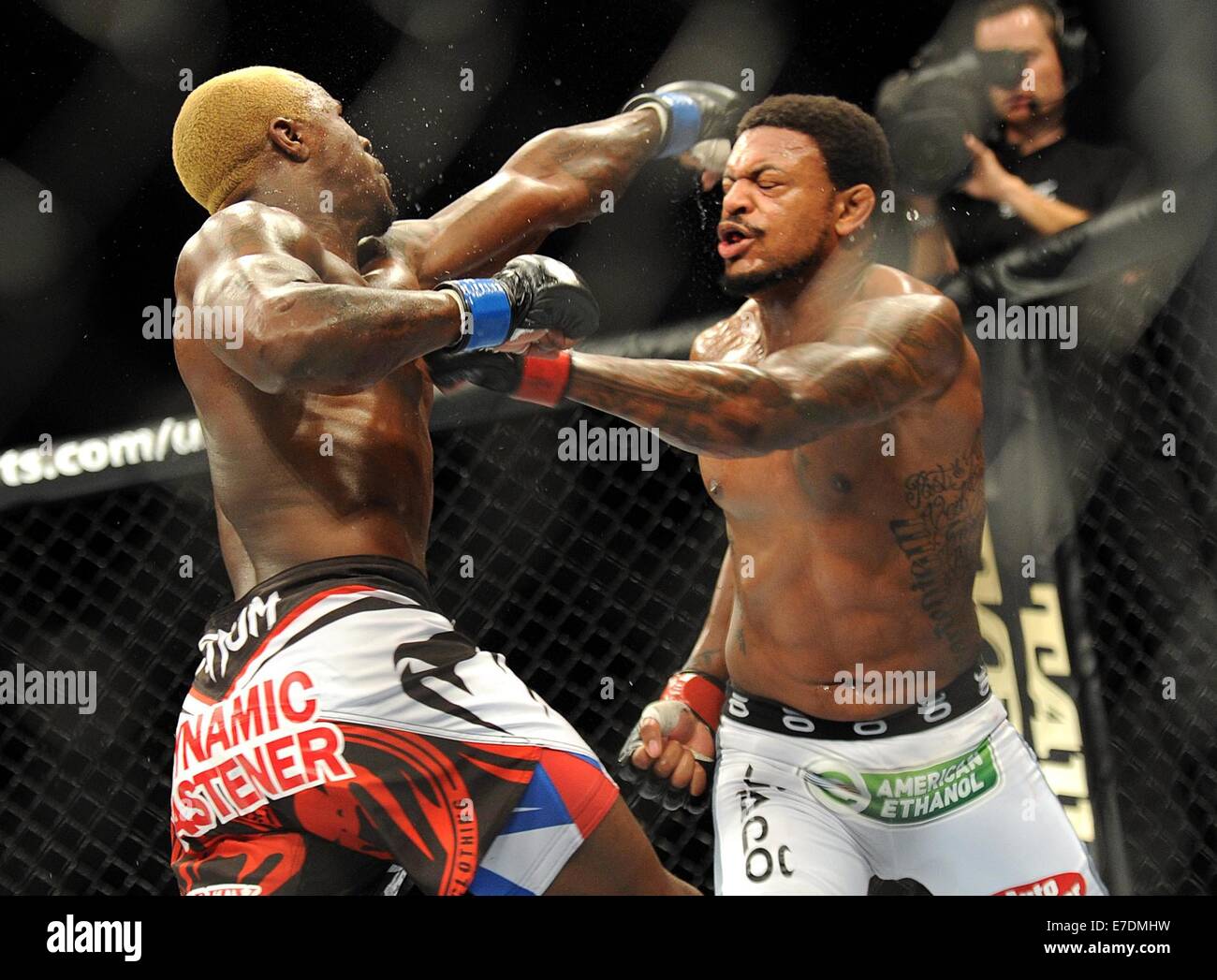 Ufc octagon o2 arena hi-res stock photography and images - Alamy