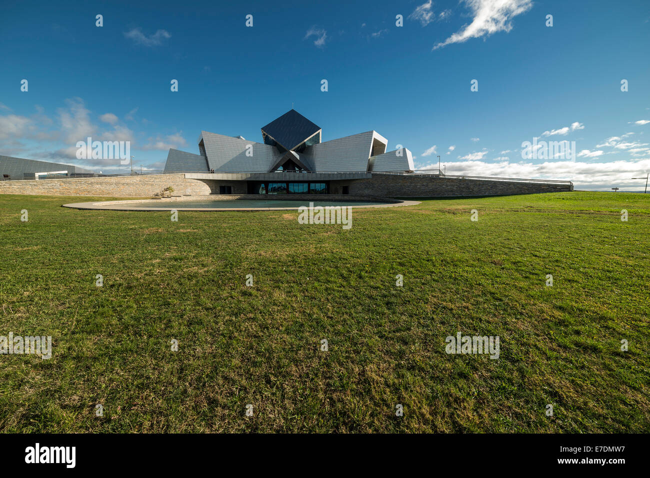 Emblematic building of Irius winery designed by the architect Jesús ...