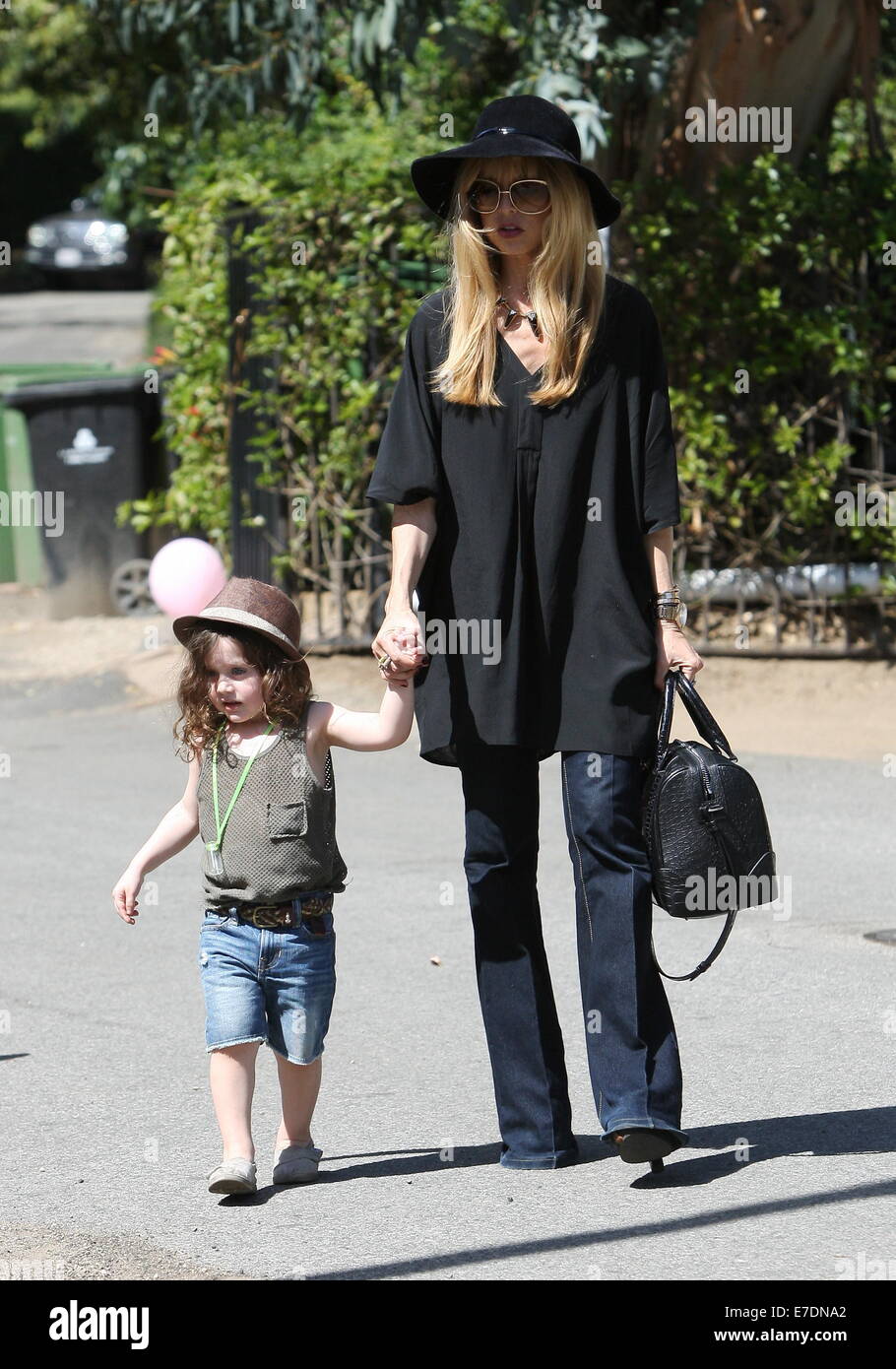 Rachel Zoe dressed all in black wearing a wide brimmed floppy hat and ...