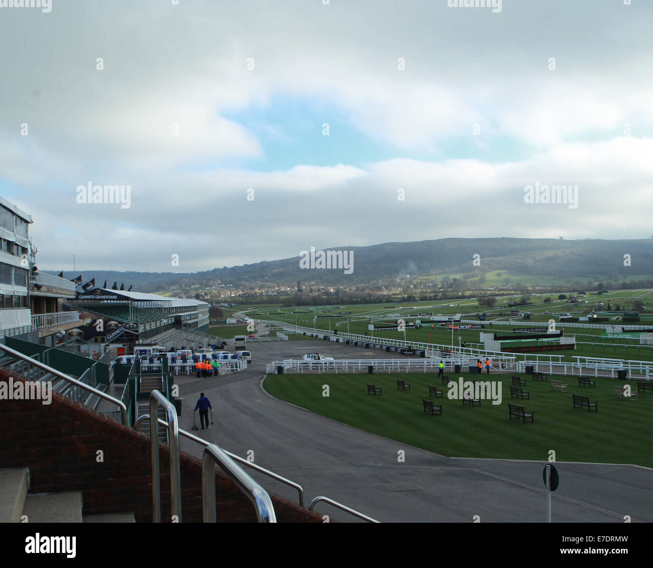 Cheltenham racecourse general hi-res stock photography and images - Alamy