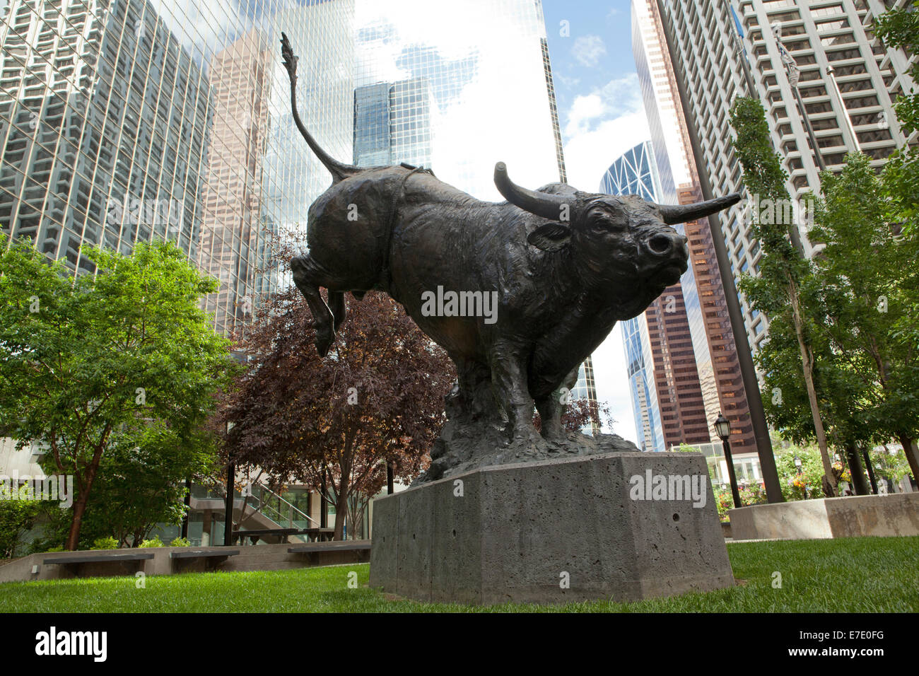Sculpture of Outlaw famous bull in stock exchange public square ...