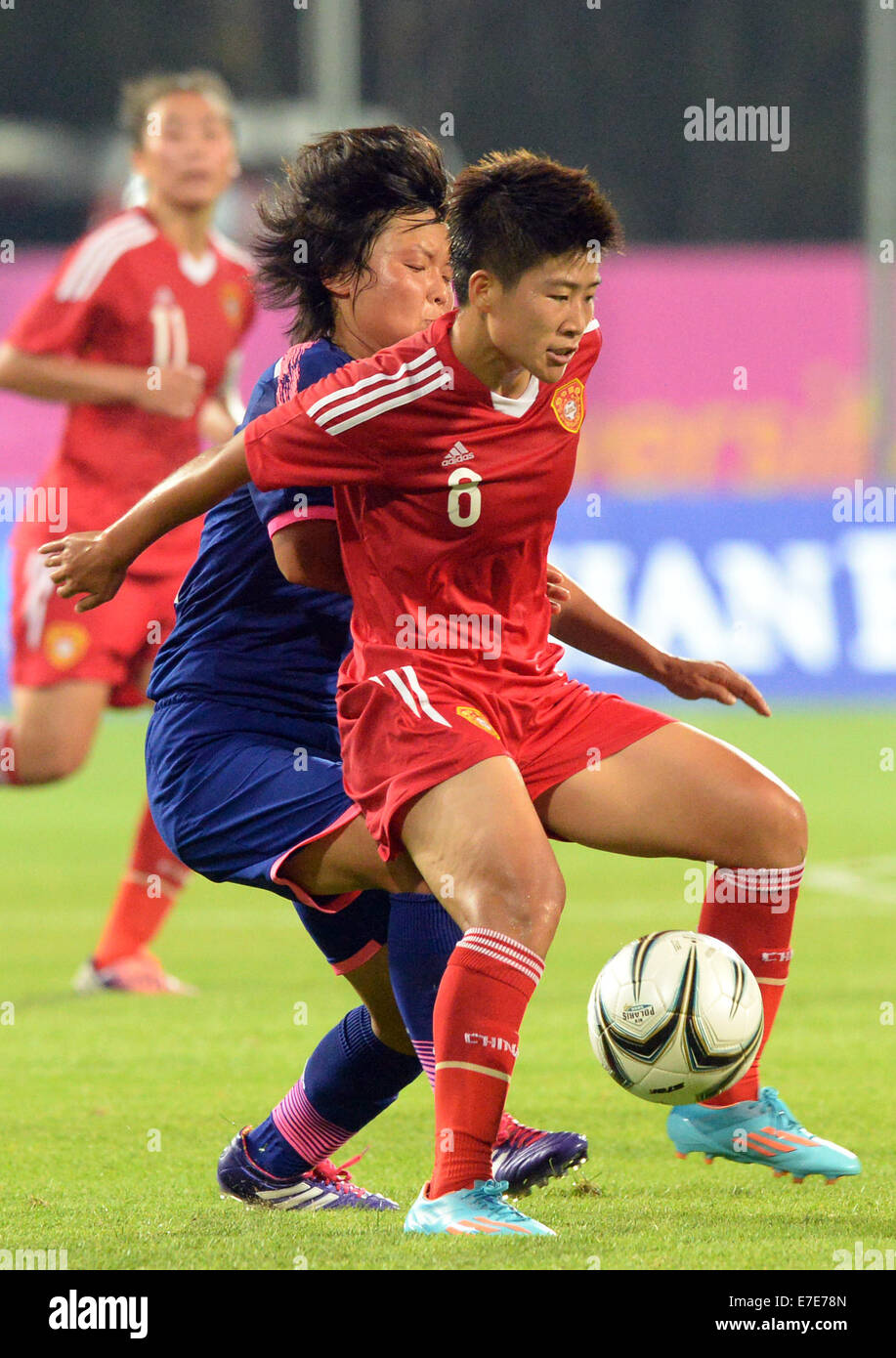 Incheon, South Korea. 15th Sep, 2014. Ren Guixin (R) of China competes ...