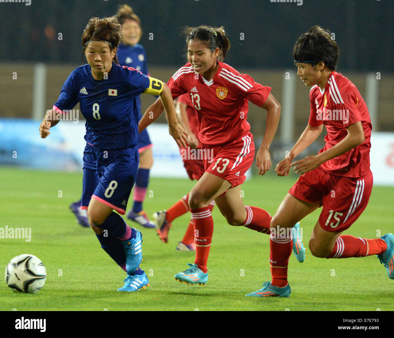 Incheon, South Korea. 15th Sep, 2014. Aya Miyama (L) of Japan competes ...