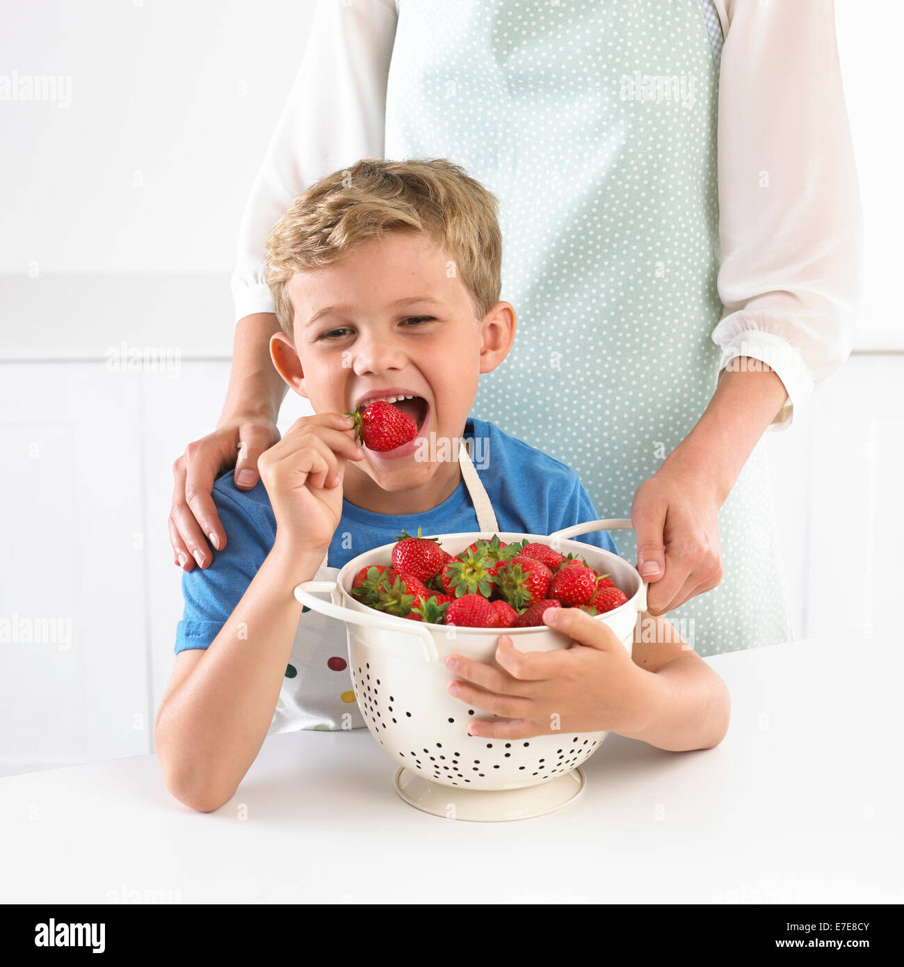 Boy eating strawberry hi-res stock photography and images - Alamy