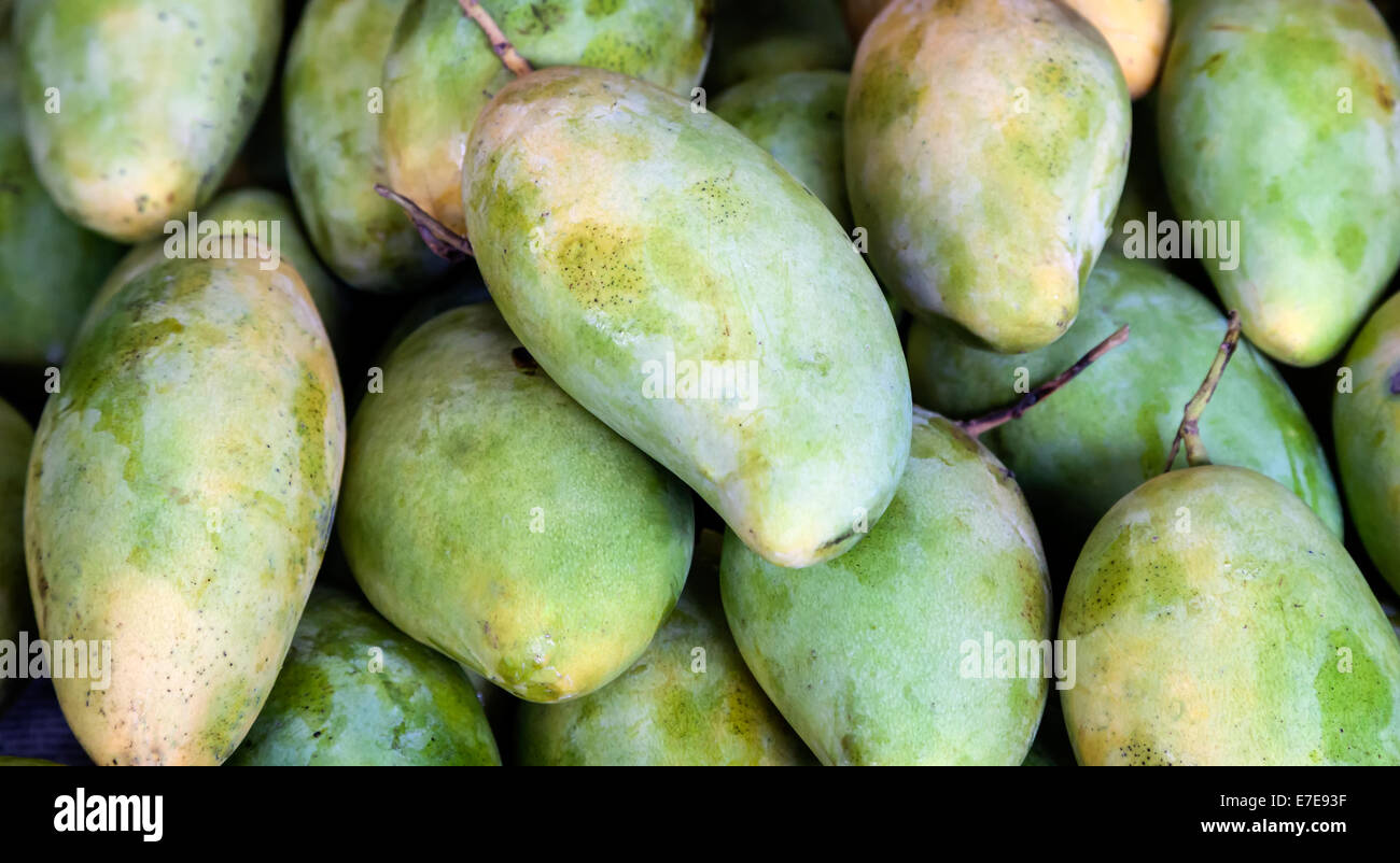 Green mangos on a local market in Thailand Stock Photo - Alamy