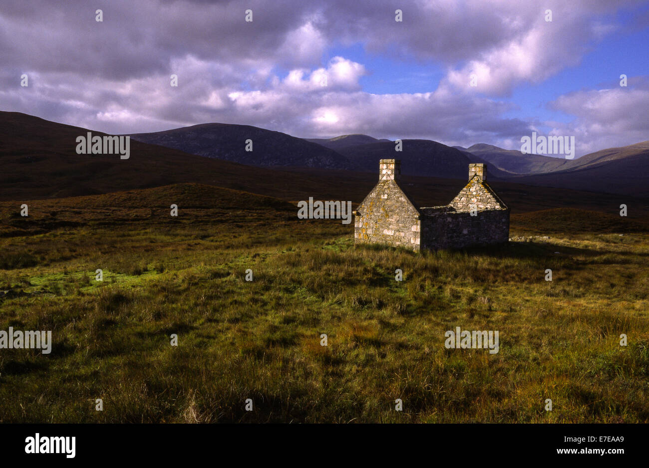 DESERTED CROFT HOUSE IN THE REMOTE HILLS OF SUTHERLAND SCOTLAND Stock ...