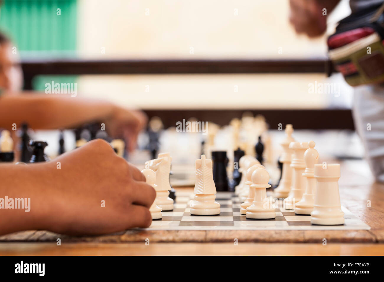 Chess display where one player is playing multiple games & opponants ...
