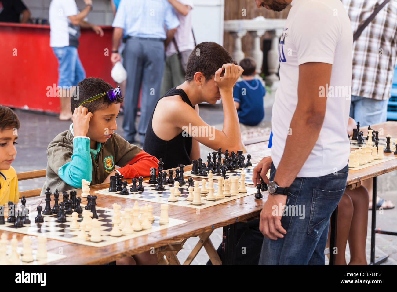 Chess display where one player is playing multiple games & opponants ...