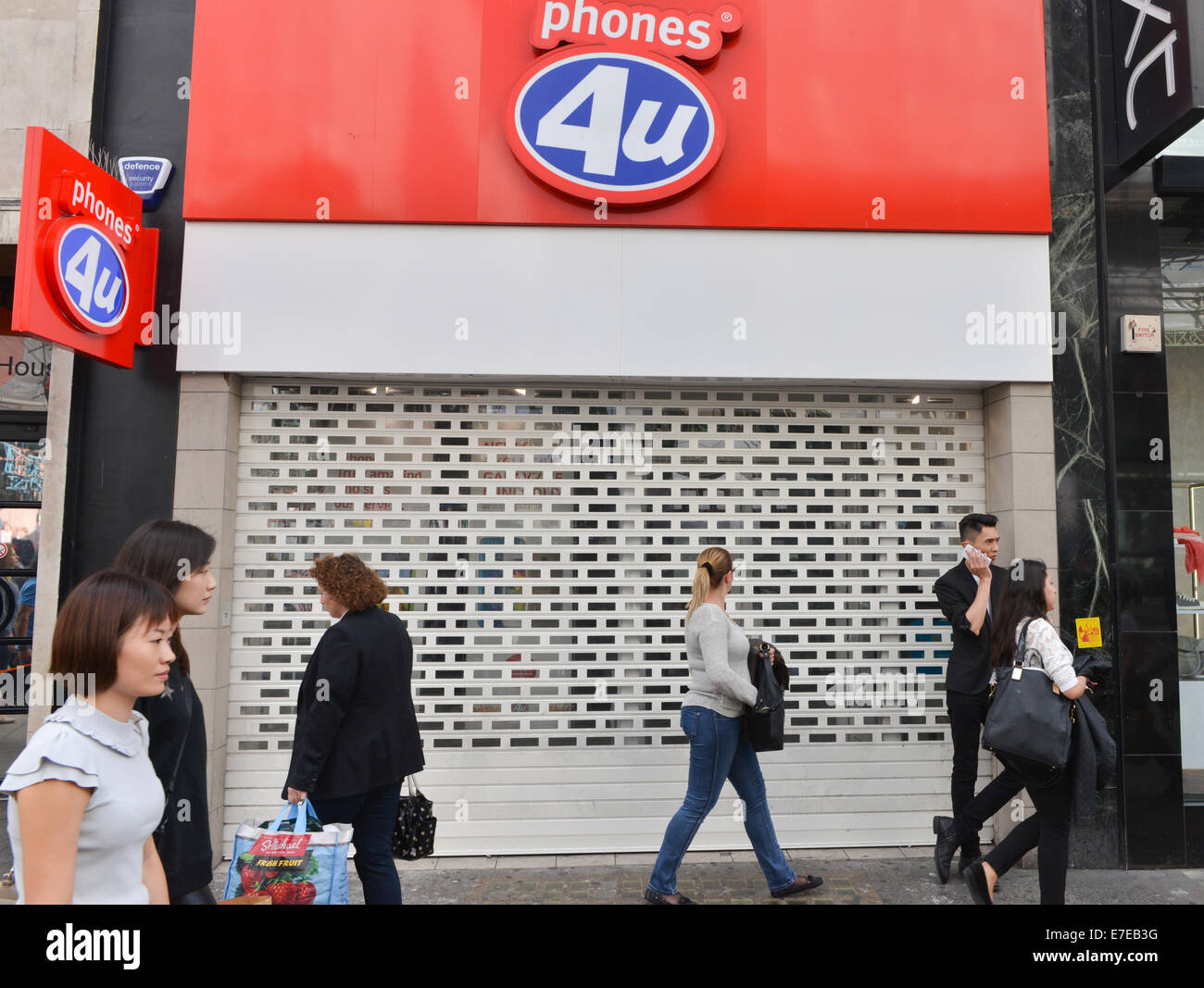 Oxford Street, London, UK. 15th September 2014. The Phones 4u store on Oxford Street is closed ...
