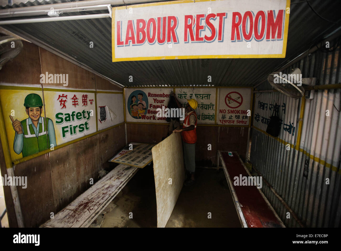 New Delhi, India. 15th Sep, 2014. A worker of Shanghai Urban ...